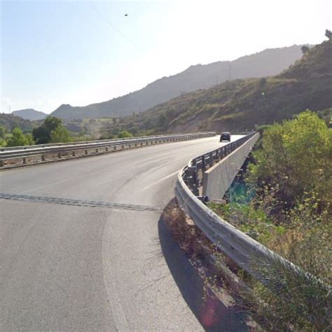 Patti Scontro Frontale Sullo Scorrimento Veloce Un Motociclista In