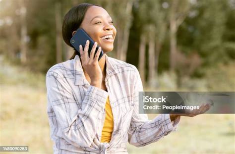 흑인 여성 자연 숲 질문과 행복한 전화 코믹한 웃음과 여름 잔디에 미소 모험 미친 스마트 폰 대화 또는 햇빛 숲과 야외에서 소녀를위한 재미있는 이야기 25 29세에 대한
