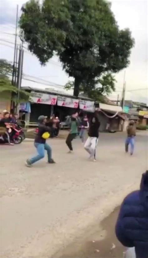 Tawuran Pelajar Gunakan Celurit Raksasa 1 Pelajar Terkapar Bersimbah Darah