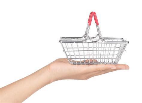 Mão segurando o cesto de compras vazio quadrado de metal cromado