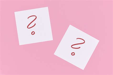분홍색 배경에 빨간 잉크에 손으로 쓴 물음표 기호와 흰색 스티커 노트 물음표에 대한 스톡 사진 및 기타 이미지 물음표 0명