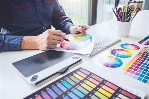 남성 창조적인 그래픽 디자이너 색상 선택에서 작업 하 고 작업 도구 및 액세서리와 함께 직장에서 그래픽 태블릿에 그림의 이미지 Cmyk에 대한 스톡 사진 및 기타 이미지