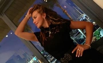 Liliana Lago luce sus mejores curvas en traje de baño desde la playa