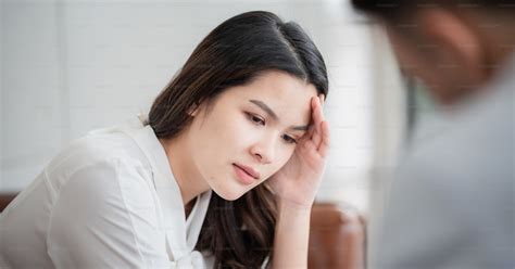 정신 건강 개념 우울한 환자를 위로하는 심리학자의 클로즈업 의사정신과 의사 상담 및 진단 검사 여성 환자 사진