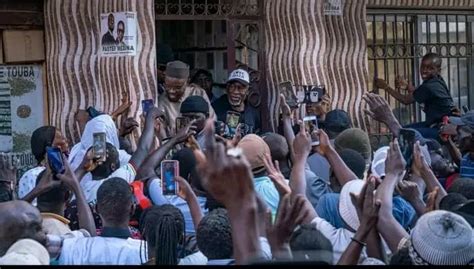 Visite chez Lamine Ndiaye Ousmane Sonko attire une foule immense à la