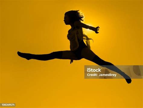 도약 소형 댄서 여자아이 등근육lit Bar에서는 실루엣만 비치는 골든 일 스카이 개성 개념에 대한 스톡 사진 및 기타 이미지