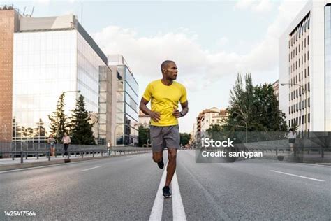 야외에서 거리의 한가운데에서 조깅하는 아프리카 계 미국인 스포츠맨 조깅에 대한 스톡 사진 및 기타 이미지 조깅 남자 달리기 Istock