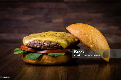 나무 테이블과 소박한 배경에 치즈와 로켓 잎공예 쇠고기 햄버거 브라질에 대한 스톡 사진 및 기타 이미지 브라질 햄버거 류 고기 Istock