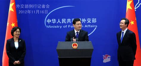我国外交部新任女发言人华春莹亮相外交部秦刚华春莹新浪新闻