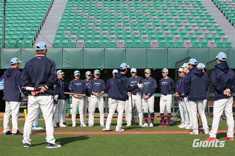 롯데 캠프에서의 목격담 ‘파김치가 된 선수는 물론 상의탈의 훈련까지김태형호 단단히 마음 먹었다