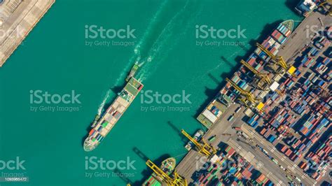 내보내기 및 가져오기 기업 물류 및 운송에서 컨테이너 배 화물 및 컨테이너 상자 하버 크레인으로 배송 전송 국제 물 공중 보기 및 평면도입니다 0명에 대한 스톡 사진 및