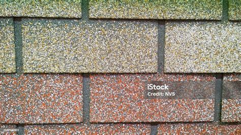 아스팔트 지붕과 벽 대상 포진에서 추상텍스처 배경입니다 빨간색 회색과 녹색 벽돌의 패턴의 모방 기하학의 아름다움 물음 타일 건설 산업 공간을 복사합니다 정면 0명에 대한