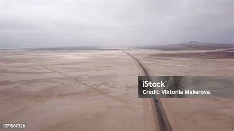 공중 사막의 자갈 길에서 운전하는 자동차 샌디 풍경 나미비아에서 아무도 공중 뷰에 대한 스톡 사진 및 기타 이미지 공중 뷰 사막 0명 Istock
