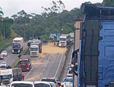 Colisão E Derramamento De Carga Interditam Pista Na Br 101 Em