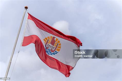 ボラボラ島の旗を振るフランス領ポリネシア イタリアのストックフォトや画像を多数ご用意 イタリア デザイン ポリネシア Istock