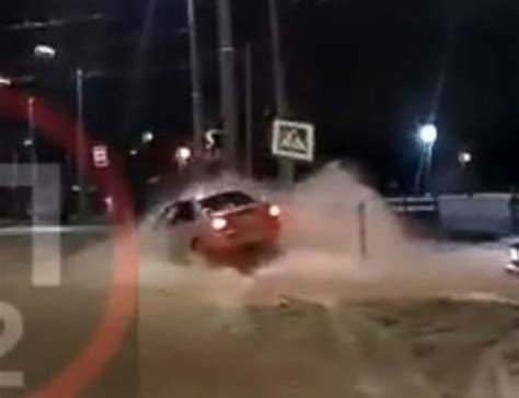 В Брянске легковушка влетела в дорожный знак на «Дружбе