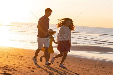 夕阳下一家三口在海边玩耍高清图片下载 正版图片507644701 摄图网