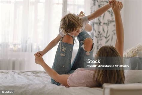 해피 어머니의 날 엄마와 그의 아들은 집에서 놀고 있습니다 2명에 대한 스톡 사진 및 기타 이미지 2명 30 34세 4 5세 Istock