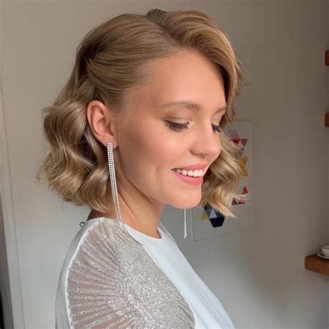 Retro Shorthaired Blonde Telegraph