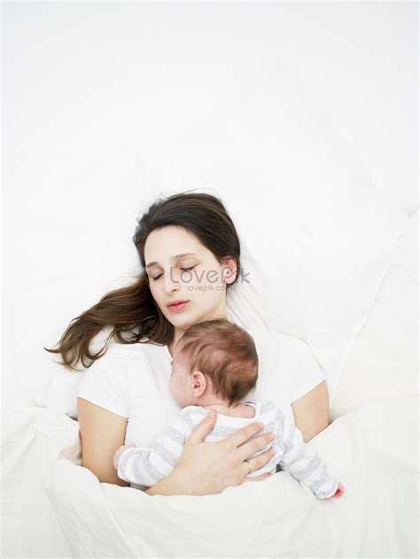 잠자는 엄마와 아기 사진 무료 다운로드 Lovepik
