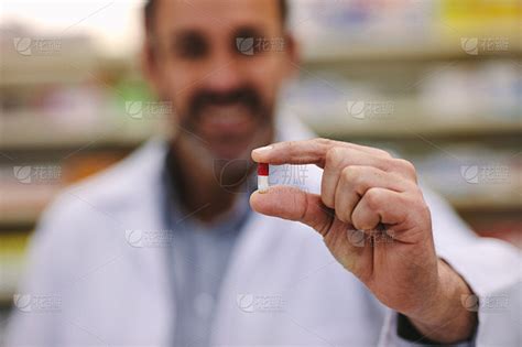 男性药剂师拿着药片