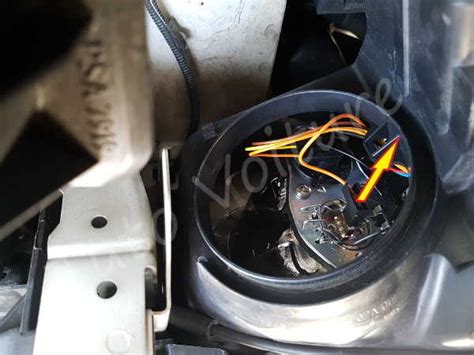 Changement D Une Ampoule Avant Gauche D Une Peugeot Tutoriel Simple Pour Votre Voiture