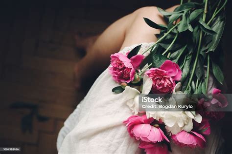 사랑 스러운 핑크 모란 화이트 보헤미안 드레스 상위 뷰 Boho 여자의 다리에 텍스트를 위한 공간입니다 세련 된 Hipster
