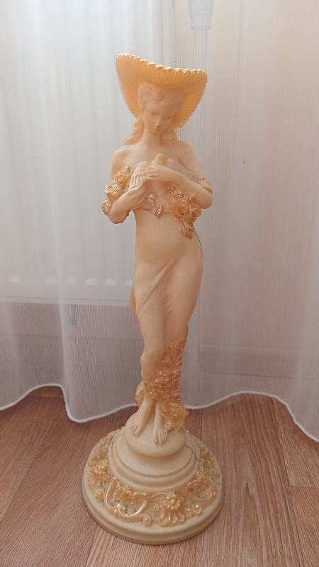 Статуетка напольна віжтажна дама с голубами вінтаж — ціна 1100 грн у каталозі Статуетки Купити