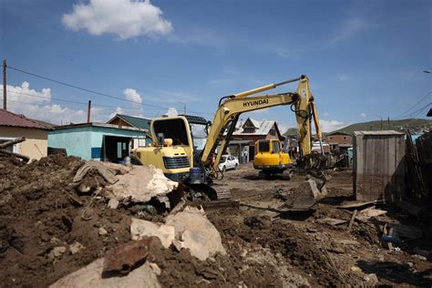 Үерт өртсөн айлуудын хашаан дахь лаг хагшаасыг цэвэрлэх ажил үргэлжилж байна