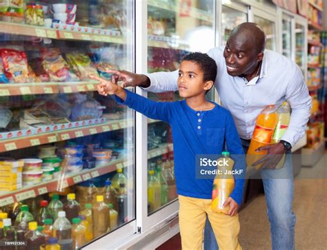 행복 한 친절 한 아프리카 가족의 아버지와 트웬트 아들 쇼핑 에 슈퍼마켓 가족에 대한 스톡 사진 및 기타 이미지 가족 감정 검색 Istock