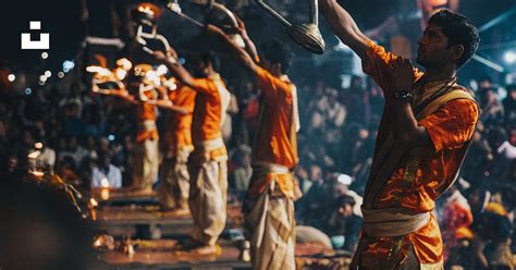 회색 콘크리트 바닥에 서 있는 갈색 셔츠와 바지를 입은 남자 사진 Unsplash의 무료 인도 이미지