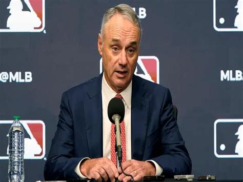 Mlbコミッショナーのロブ・マンフレッドは、新しいルールの変更で野球の人気を回復することを約束します Moyens I O