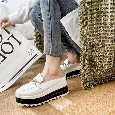 Mocassins Ouverts Compensés Effet Cuir Croco Avec Une Chaîne Dorée Pour