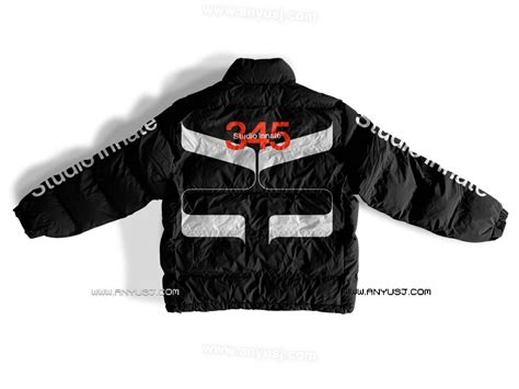 极简真实质感羽绒服棉衣大衣外套PSD印花设计展示样机Puffa Jacket Mockup by Studio Innate 安鱼设计