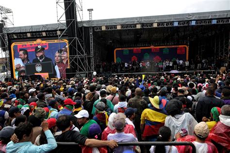 Gustavo Petro Acompañó La Marcha En La Plaza De Bolívar “en Este