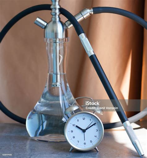 알람 시계 크림 Ystand에 물과 유리 플라스크에 강철 Hookah 후카를 연기하는 개념 시간 0명에 대한 스톡 사진 및 기타