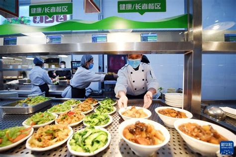 社区 小饭桌”托起的优雅晚年新华社河北省承德市朱旭东