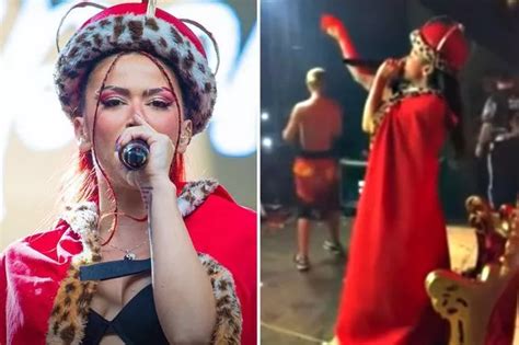 Singer Who Got Oral Sex On Stage Mobbed By Kid Fans As Pornographic