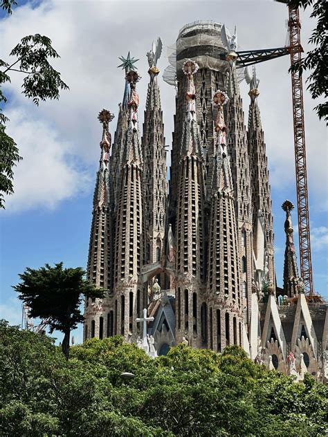 가우디 가톨릭교 건설 건설 현장 건축 경치 고딕 스타일 관광 관광 명소 교회 기중기 나무 대성당 도시 도시의 랜드마크 모더니즘 문화 문화