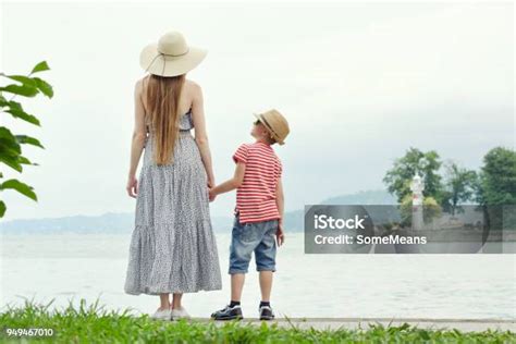 엄마와 아들 부두에 서 서 바다 배경 등 대와 거리에 후면 모습 T 셔츠에 대한 스톡 사진 및 기타 이미지 T 셔츠 가족