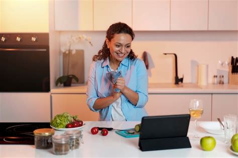 Mujer Hablando Con Su Amante De Larga Distancia Foto Gratis