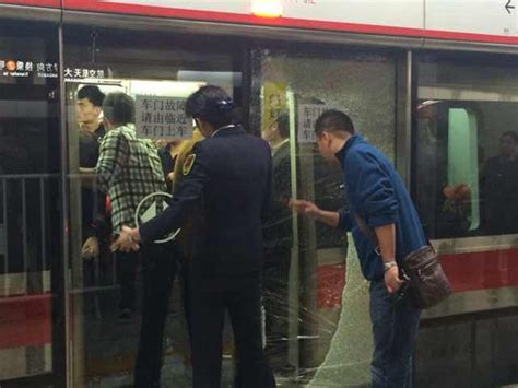 北京地铁一女子被安全门挤压致死 盘点“地铁安全事件”（组图）社会新闻南方网