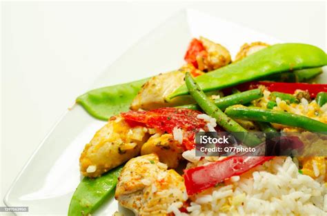 코코넛 크림 붉은 칠리 레몬그라스 라임 잎으로 만든 태국 레드 카레 소스에 치킨 가슴살 조각 향기로운 쌀 고추 망지 선전 녹색 콩 0명에 대한 스톡 사진 및 기타 이미지