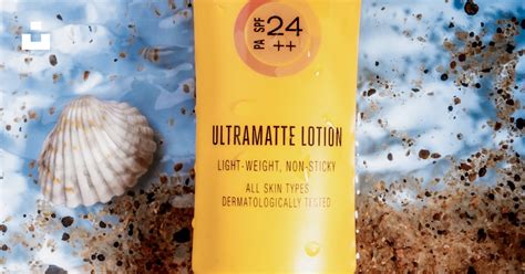 조개껍데기 옆에 자외선 차단제 튜브 사진 Unsplash의 무료 선스크린 이미지