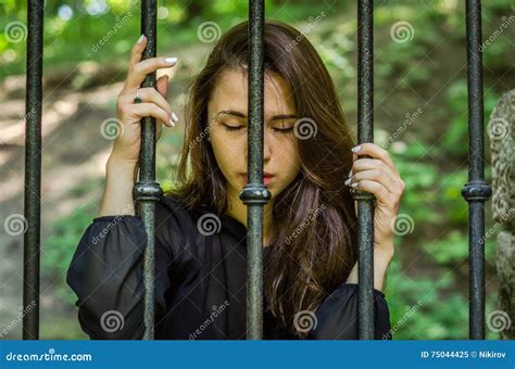 Junges Reizend Mädchen Der Jugendliche Mit Dem Langen Haar Das Hinter Gittern Im