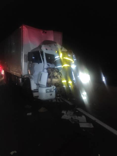 Colisão Entre Carreta E Caminhão Na Br 050 Deixa Um Morto Mobilidade Bh