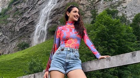 Pragya Jaiswal ప్రకృతి ఒడిలో పరువాల విందు చేసిన ప్రగ్యా అదరహో