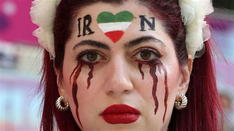 Ici le monde enlève ton voile les artistes iraniens chantent la contestation RTBF Actus