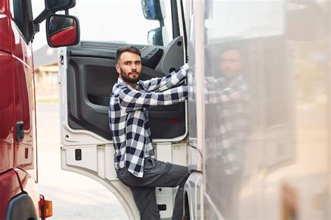 Ouverture De La Porte Le Jeune Chauffeur De Camion Est Avec Son