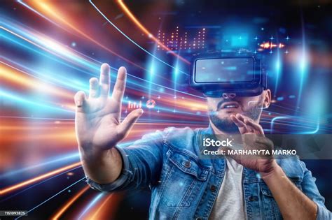 가상 현실 안경을 착용 한 남자의 초상화 어두운 배경에 대 한 Vr 게임을 재생 미래의 개념은 현실 가상 현실 인터페이스를 보완 응용 프로그램입니다 360도 촬영에 대한